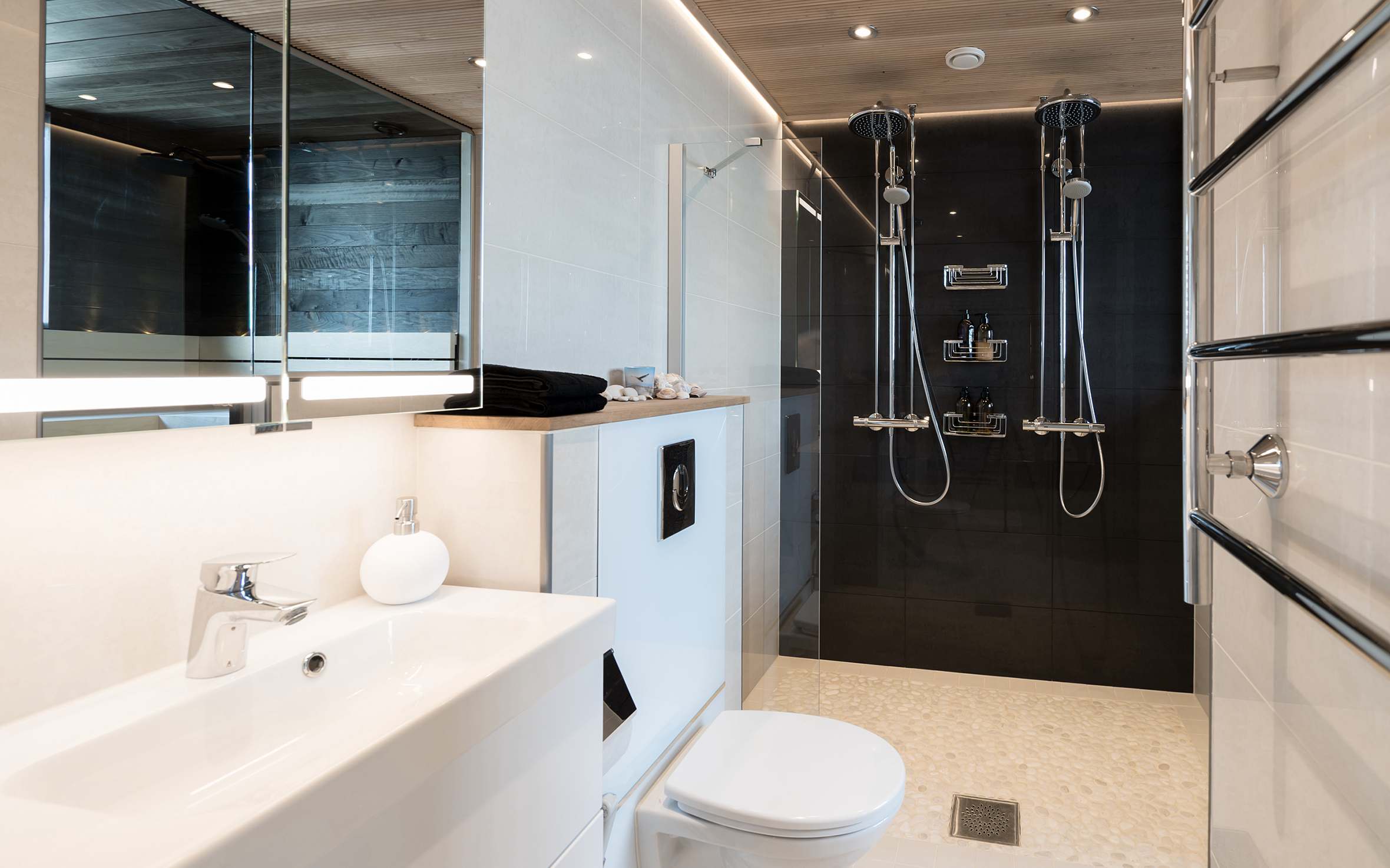 Mustavalkoinen kylpyhuone sai ripauksen kimallusta | Laattapiste