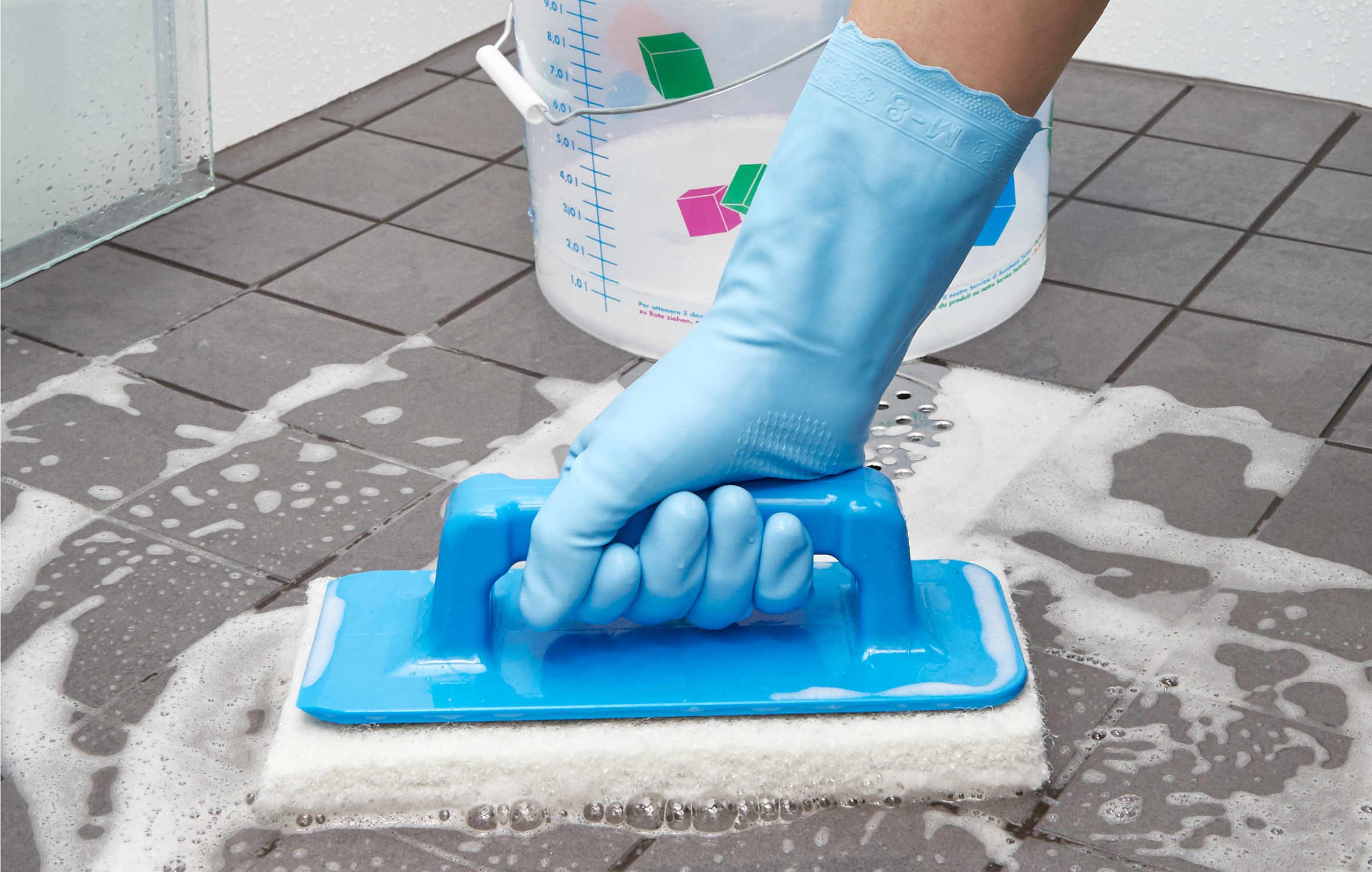 Kylpyhuoneen siivous ja saumojen puhdistus | Laattapiste