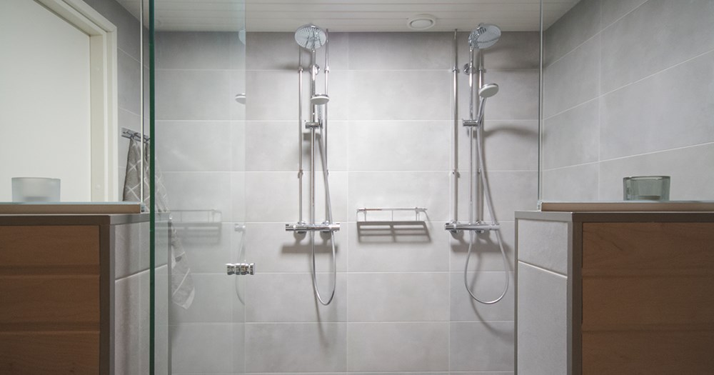 Skandinaavinen pesuhuone syntyi betonilaatoilla | Laattapiste