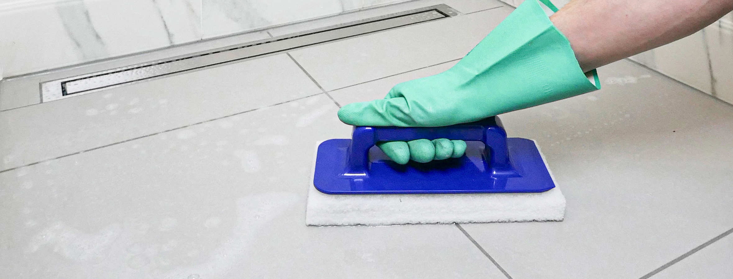 Kylpyhuoneen siivous ja saumojen puhdistus | Laattapiste